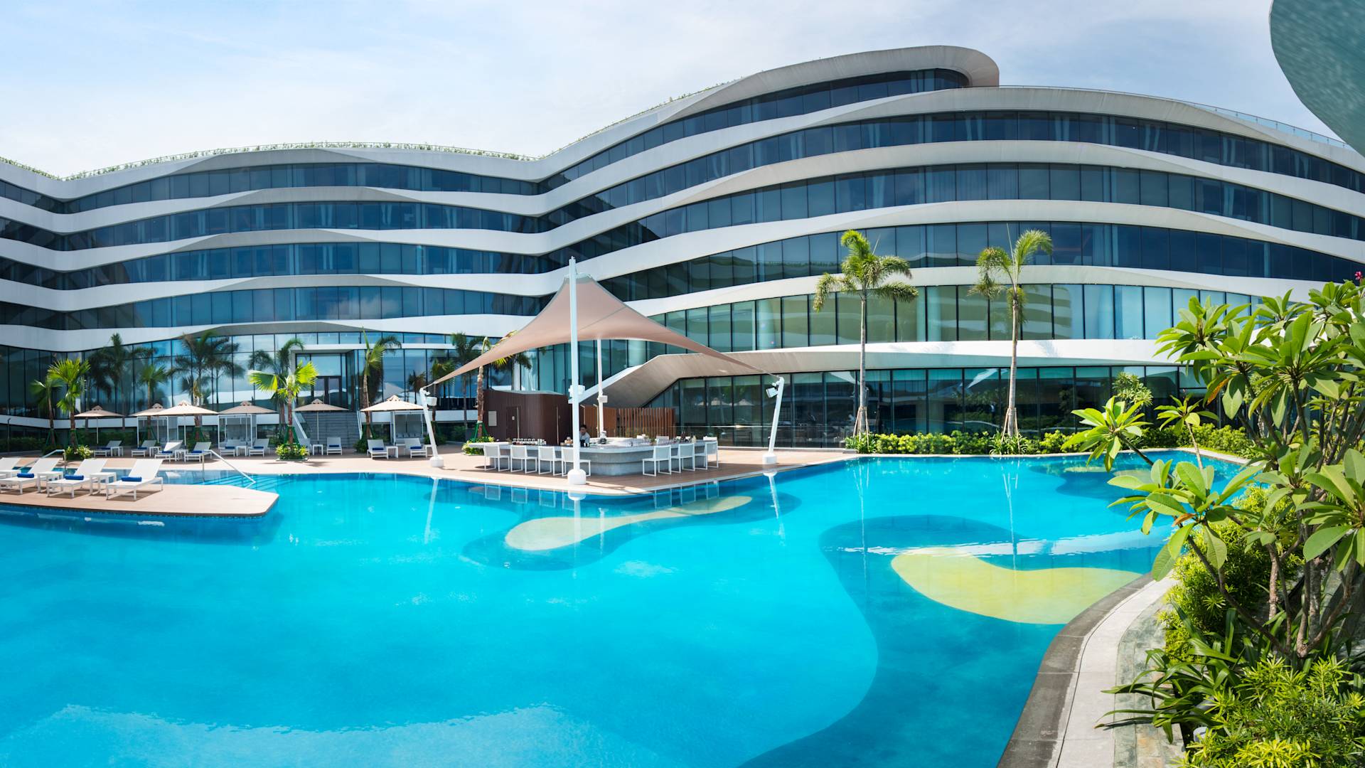 Bar de la piscina Sails - El Conrad Manila