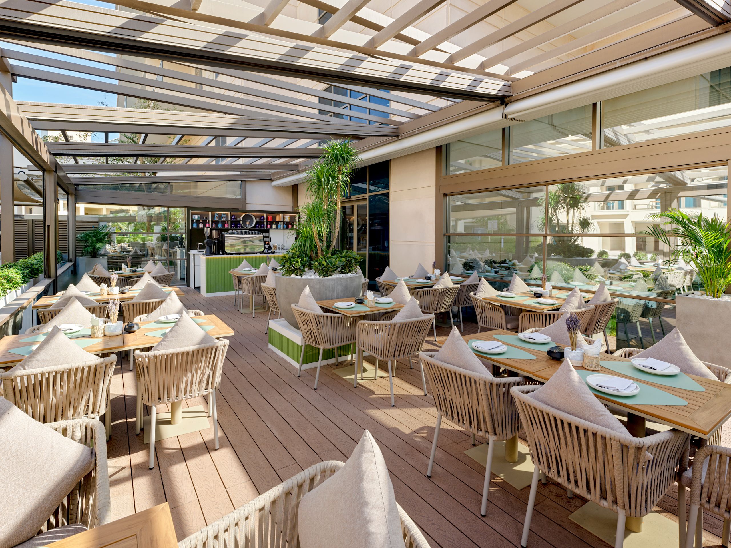 Hilton Doha The Pearl - Terrace by Lobby Cafe